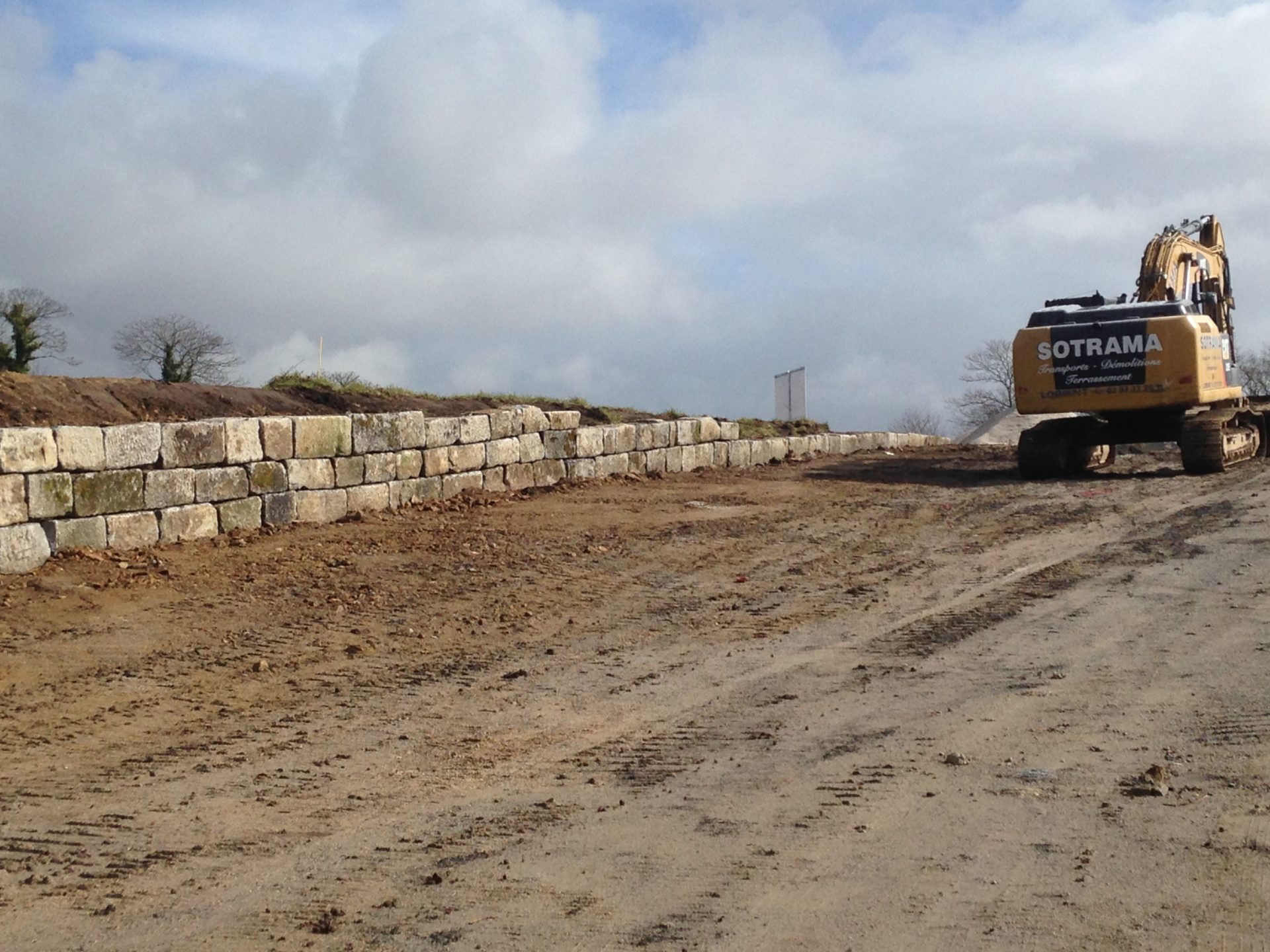 Travaux d'enrochement : quelle utilité pour votre terrain ? - Sotrama